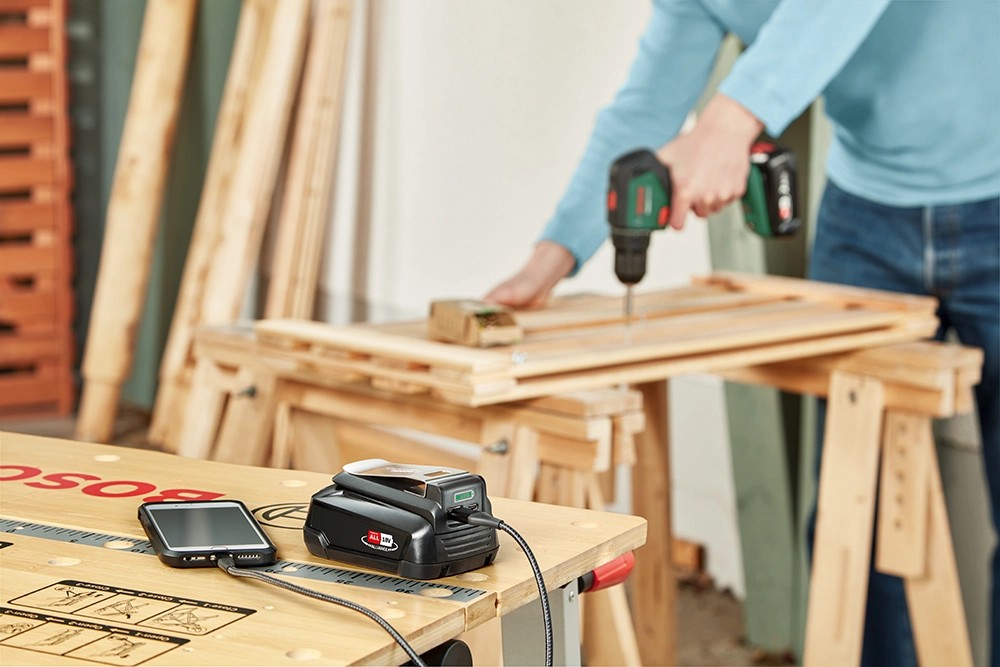 Bosch Universal USB-s akkumulátoros adapter-Powerbank Universal 18 V-45 ...