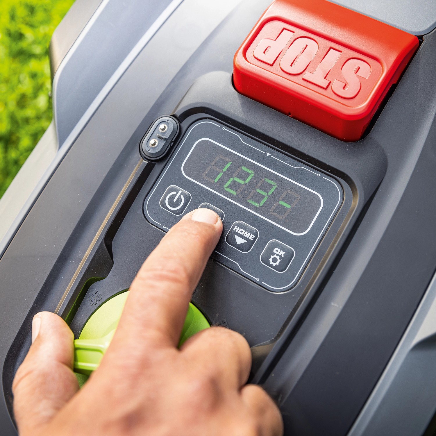 LUX-TOOLS A-RMR-300-24 robotfűnyíró 300 m2 vásárlása az OBI -nál