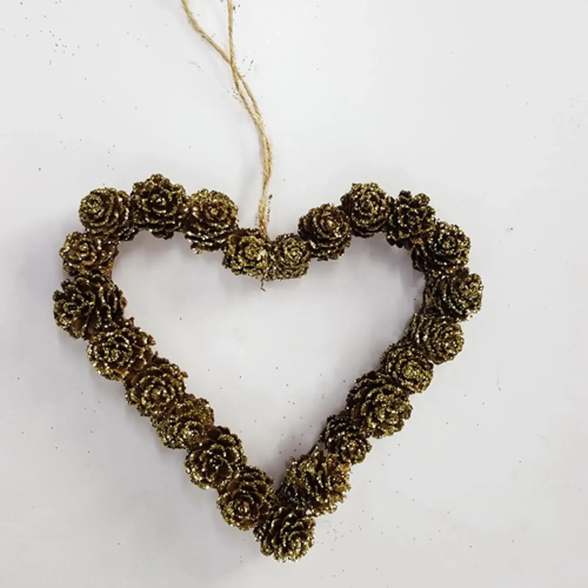 Dekor szív forma fenyőtobozból 22 cm x 3 cm arany vásárlása - OBI