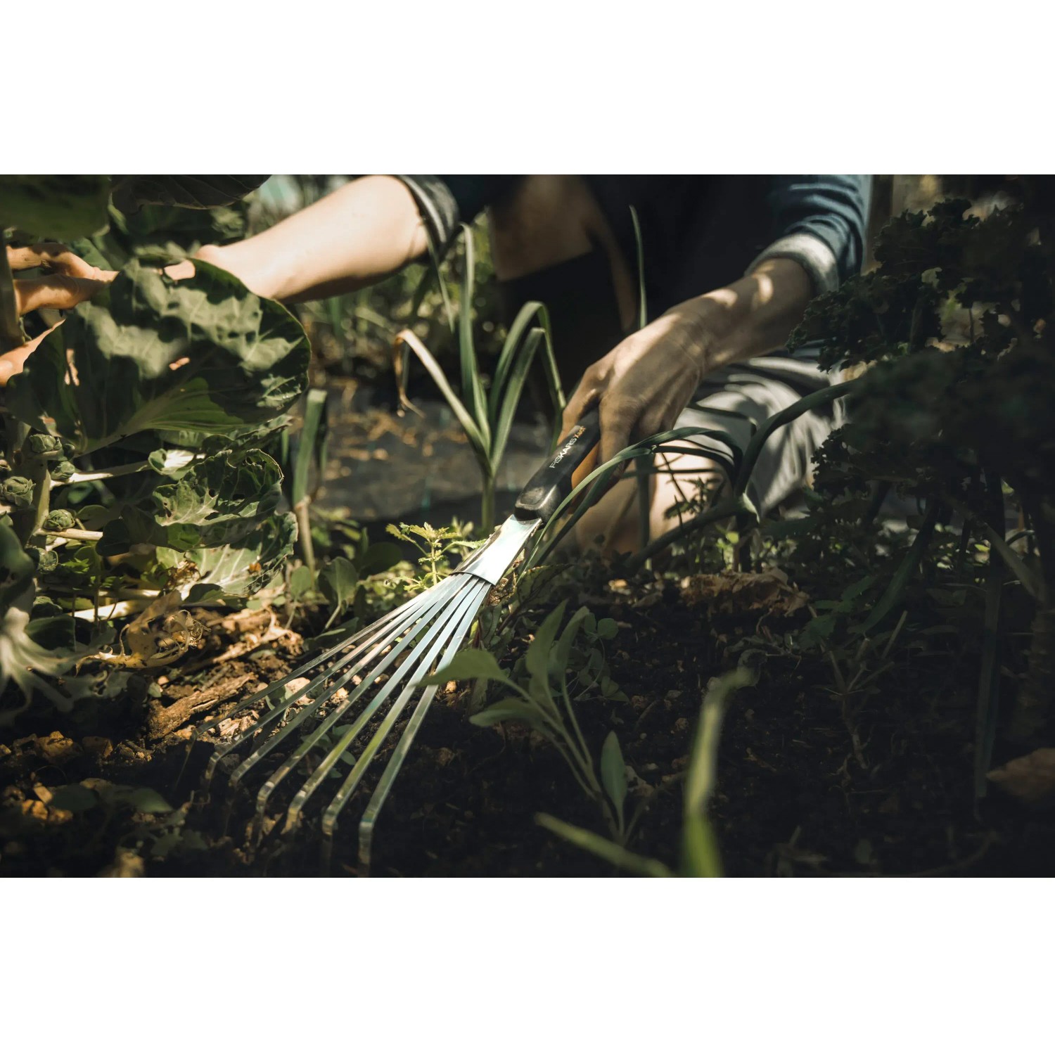 Fiskars Xact kézi lombseprű 7 fogú